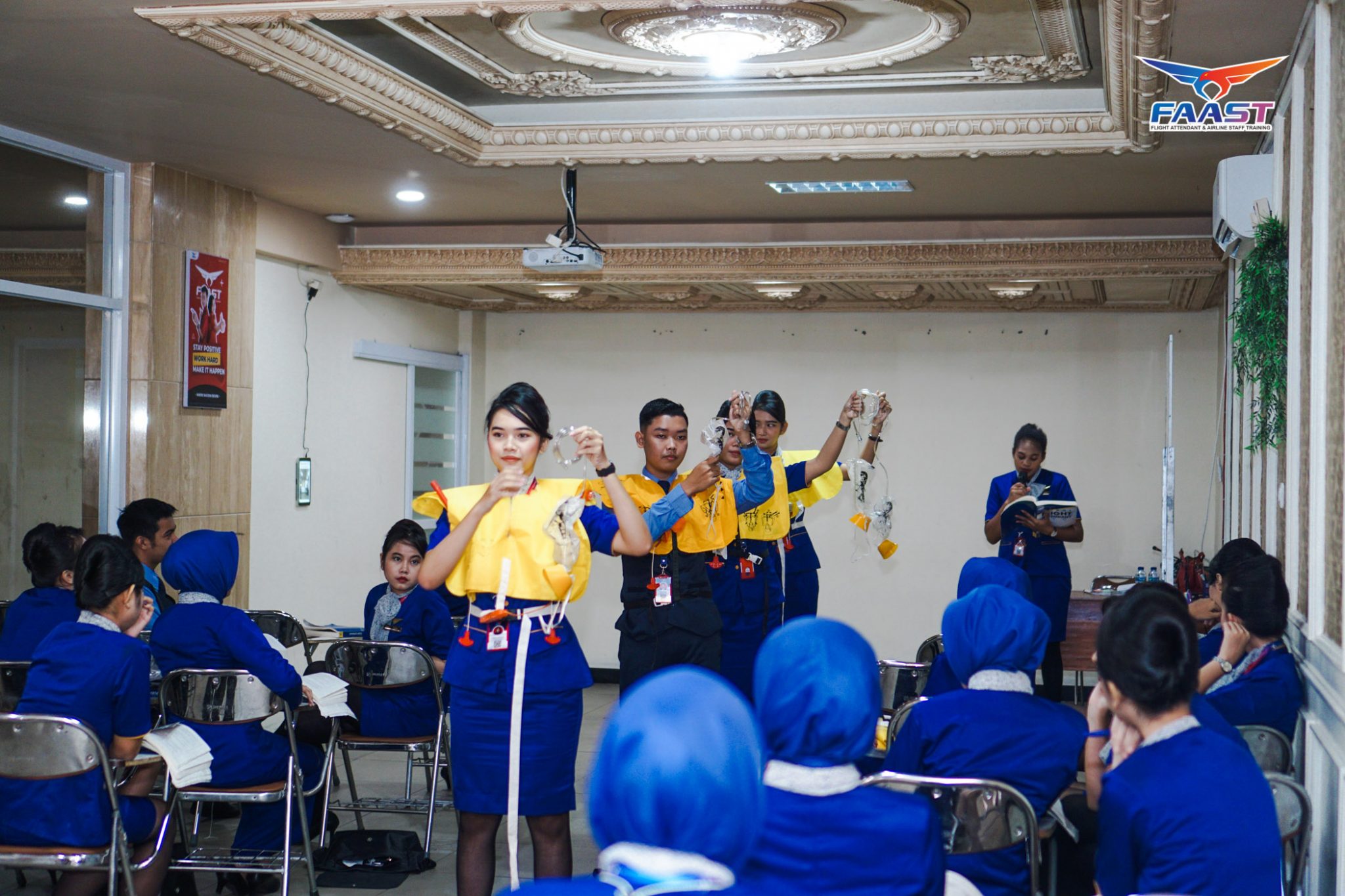 Flight Safety Demonstration Sekolah Pramugari FAAST Penerbangan Jogja ...
